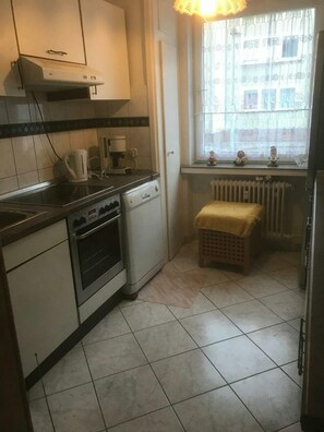 Geladeira, micro-ondas, cooktop, chaleira elétrica