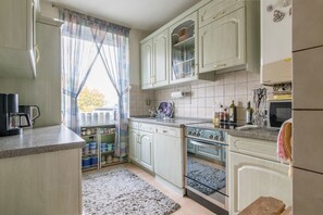 Um frigorífico, um micro-ondas, uma placa de cozinha