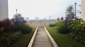 Um caminho que leva a um edifício com vista para a cidade.