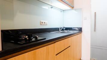 Quarto | Cozinha privada | Geladeira, cooktop, talheres/pratos/utensílios de cozinha