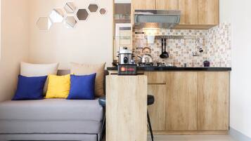 Quarto | Cozinha privada | Um frigorífico, uma placa de cozinha, utensílios de cozinha
