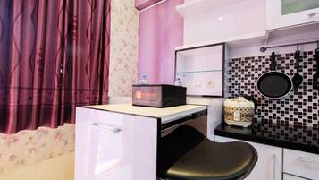 Quarto | Cozinha privada | Geladeira, cooktop, talheres/pratos/utensílios de cozinha