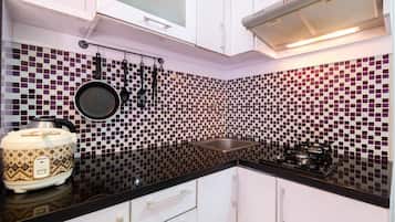 Quarto | Cozinha privada | Geladeira, cooktop, talheres/pratos/utensílios de cozinha