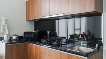Um frigorífico, uma placa de cozinha, uma chaleira elétrica
