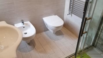 Quarto Individual | Casa de banho | Um polibã, artigos de higiene pessoal grátis, um secador de cabelo