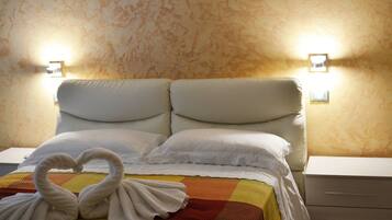 Quarto Duplo Superior | Secretária, Wi-fi grátis, roupa de cama fornecida