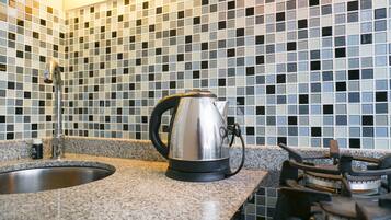 Quarto | Cozinha americana privada | Geladeira, micro-ondas, cooktop, chaleira elétrica