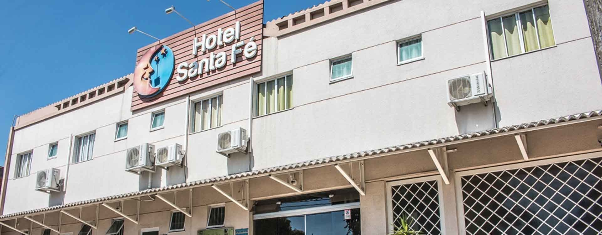 Um edifício de hotel com uma placa que diz 'Hotel Santa Fé'.