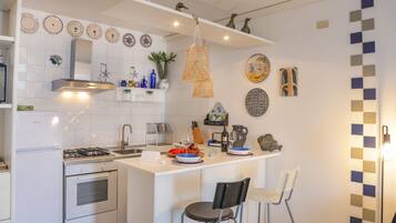 Apartamento, 1 quarto | Cozinha privada | Um frigorífico, um forno, uma placa de cozinha, uma chaleira elétrica