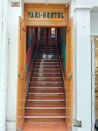 Entrada do alojamento. Hostal Yaki