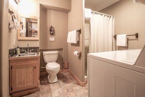 Cabine, 2 quartos | Casa de banho | Uma combinação polibã/banheira, um secador de cabelo 