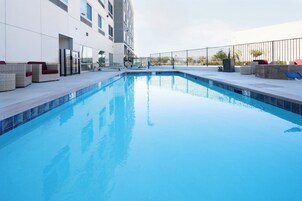 Piscina externa, funciona das 6h30 às 22h30, espreguiçadeiras