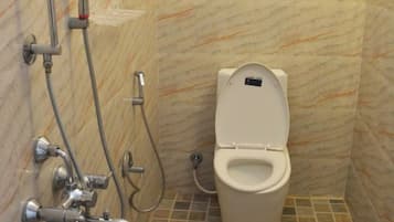 Quarto Duplo Deluxe (AC) | Casa de banho | Um polibã, artigos de higiene pessoal grátis, toalhas fornecidas