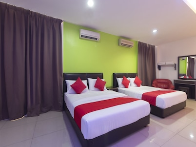 OYO 44072 Mines Cempaka Hotel