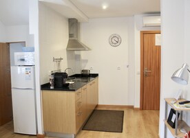 Apartamento Standard, Vista para a cidade | Cozinha privada | Um frigorífico, um micro-ondas, um forno, uma placa de cozinha