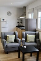 Apartamento Superior, vista para o rio | Cozinha privada | Um frigorífico, um micro-ondas, um forno, uma placa de cozinha 