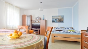 Studio with Terrace | Berços grátis, camas extras/dobráveis, Wi-Fi de cortesia, roupa de cama