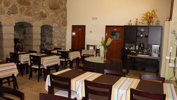 Pequeno-almoço tipo buffet diário incluído