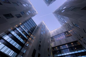 Um edifício moderno de vários andares com grandes janelas.