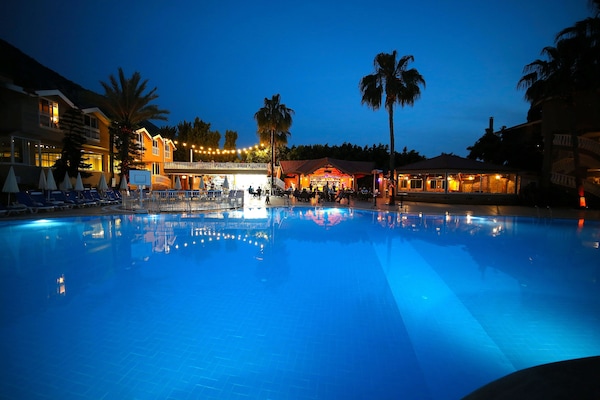 2 piscinas externas, funciona das 7h30 às 19h, guarda-sóis