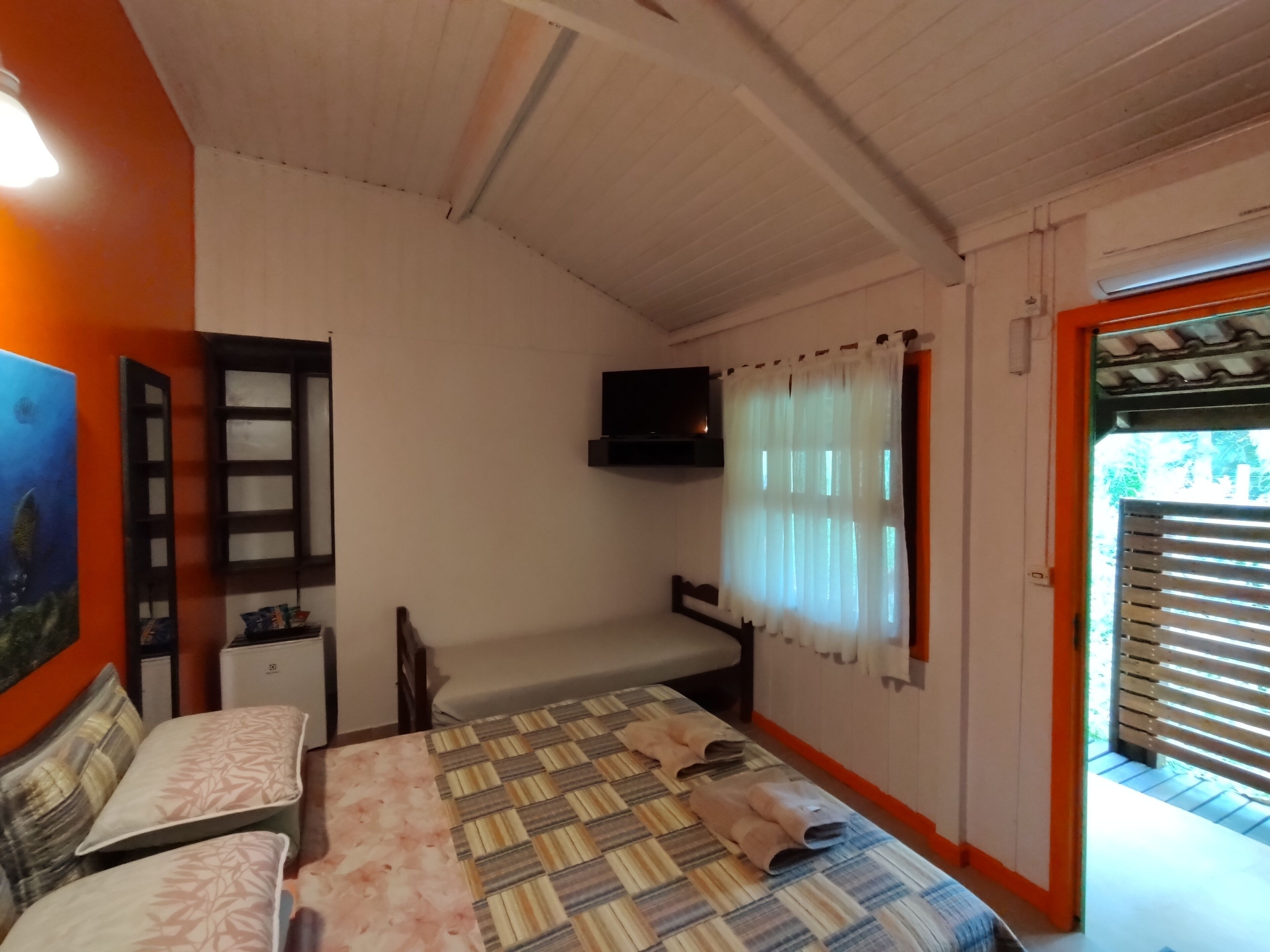 Quarto casal ou duplo standard | Frigobar, individualmente decorados, Wi-Fi de cortesia, roupa de cama