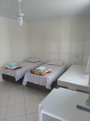 Cortinas/cortinados opacos, Wi-fi grátis, roupa de cama fornecida 