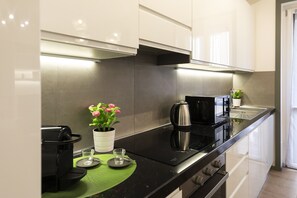 Green House Prestige | Cozinha privada | Um frigorífico/congelador grande, um micro-ondas, um forno 