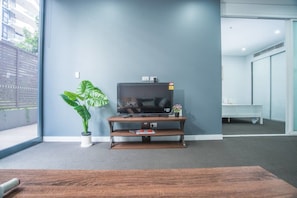 Apartamento (1 Bedroom) | Sala | Televisor de 42 polegadas com canais digitais 