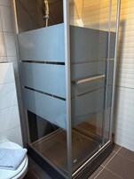 Apartamento Básico | Casa de banho | Um polibã, toalhas fornecidas, sabão, papel higiénico 