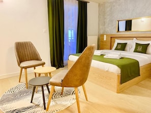Quarto casal, terraço (1st Floor) | Individualmente decorados, individualmente mobiliados, escrivaninha