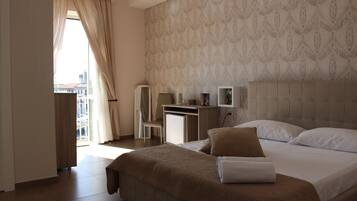 Quarto Triplo (6) | Edredões de penas, secretária, quartos insonorizados