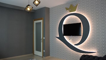 Apartamento de Luxo, 2 quartos | Sala de estar | Televisor LCD