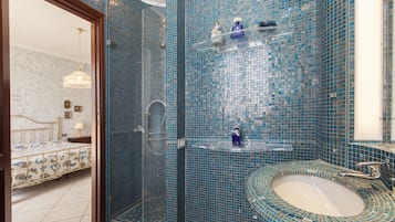 Villa, 5 quartos | Casa de banho | Um polibã, um chuveiro fixo, um secador de cabelo, um bidé