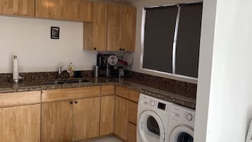 Dúplex Familiar | Cozinha privada | Uma cafeteira/bule, um frigorífico, um micro-ondas, um forno