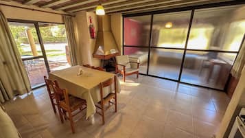 Cabana de Madeira Familiar | 2 quartos, quartos insonorizados, Wi-fi grátis, roupa de cama fornecida
