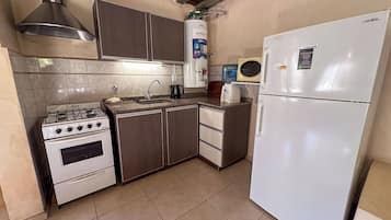 Cabana de Madeira Familiar | Cozinha privada | Um frigorífico/congelador grande, um micro-ondas, um forno