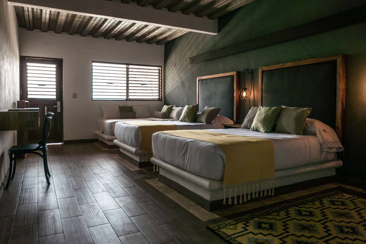 Cofre no quarto, ferro/tábua de engomar, roupa de cama fornecida 