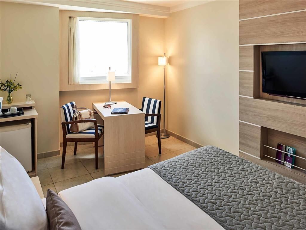 Minibar, cofre no quarto, Wi-fi grátis, roupa de cama fornecida 
