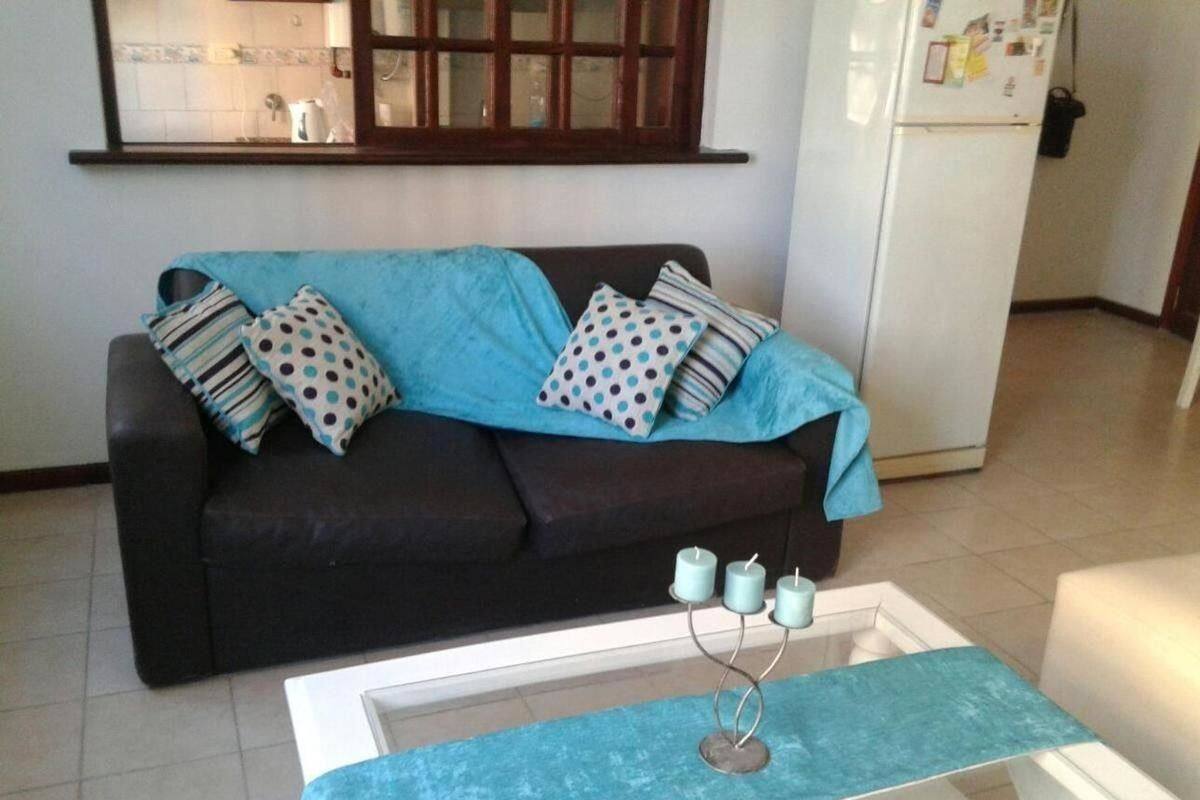 Apartamento Familiar | Sala | Televisor LED de 32 polegadas com canais por cabo, televisor 
