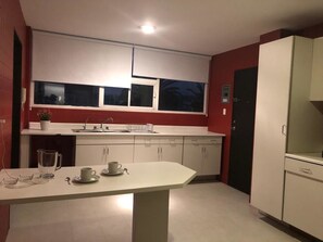 Apartamento Design | Cozinha privada | Um frigorífico/congelador grande, um micro-ondas, um forno 