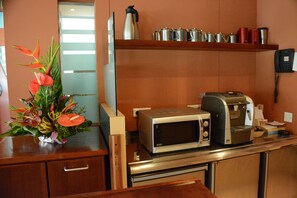 Refrigerador em uma área comum, micro-ondas em uma área comum