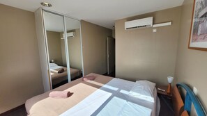 Quarto premium | Cortinas blackout, Wi-Fi de cortesia, roupa de cama