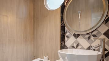 Quarto casal superior | Banheiro | Chuveiro, chuveiro com efeito de chuva, secador de cabelo, chinelos