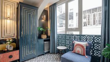 Quarto casal luxo | Cofres nos quartos, escrivaninha, quartos à prova de som