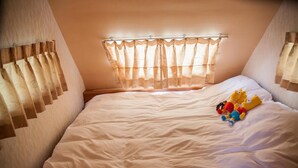 1 quarto, escrivaninha, roupa de cama