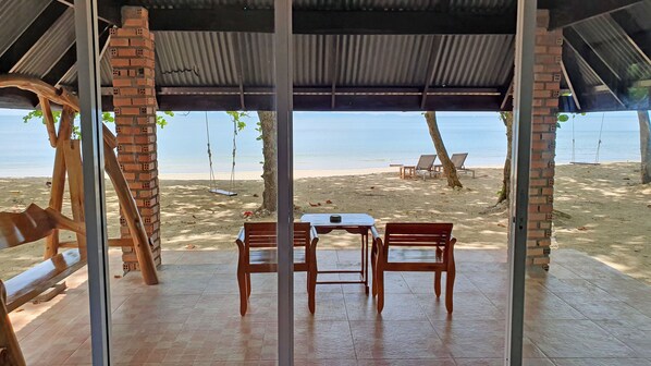 Vista para praia/oceano