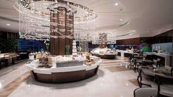 Pequeno-almoço tipo buffet diário (450 THB por pessoa)