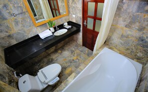 Quarto casal superior | Banheiro | Chuveiro, produtos de toalete grátis, secador de cabelo, chinelos