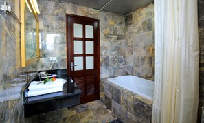 Apartamento | Banheiro | Chuveiro, produtos de toalete grátis, secador de cabelo, chinelos
