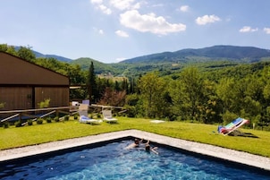 Piscina externa sazonal, espreguiçadeiras